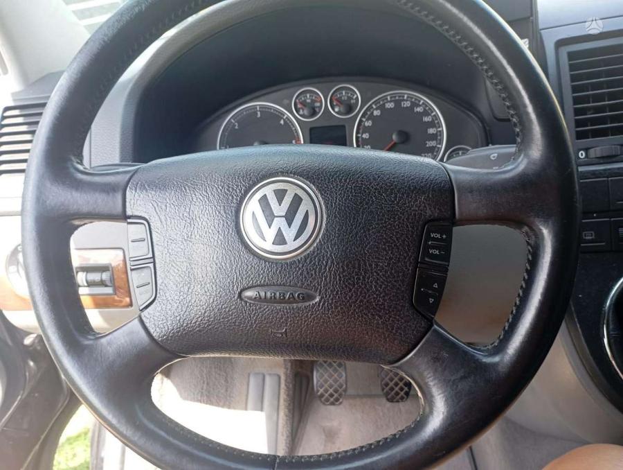 Melns Volkswagen Multivan 2005 Šakiai, ar dzinēja tilpumu 2.46 L un nobraukumu 284 tūkst. km par 7900 €, foto 17 vietnē AUTOMOTO.COM.LV