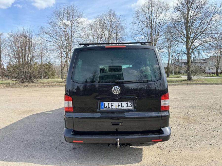 Black Volkswagen Multivan 2006 in Sakiai, with an engine capacity of 2.50 L and mileage of 525 thousand km for 6990 €, photo 4 on AUTOMOTO.COM.LV