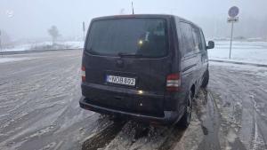 Black Volkswagen Multivan 2007 in Vilnius, with an engine capacity of 2.50 L and mileage of 320 thousand km for 6900 €, photo 4 on AUTOMOTO.COM.LV