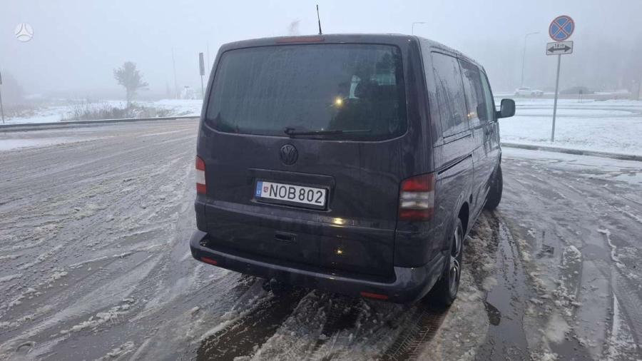 Black Volkswagen Multivan 2007 in Vilnius, with an engine capacity of 2.50 L and mileage of 320 thousand km for 6900 €, photo 4 on AUTOMOTO.COM.LV