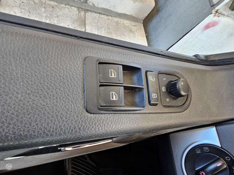 Black Volkswagen Multivan 2010 in Kedainiai, with an engine capacity of 2.00 L and mileage of 273 thousand km for 14900 €, photo 31 on AUTOMOTO.COM.LV
