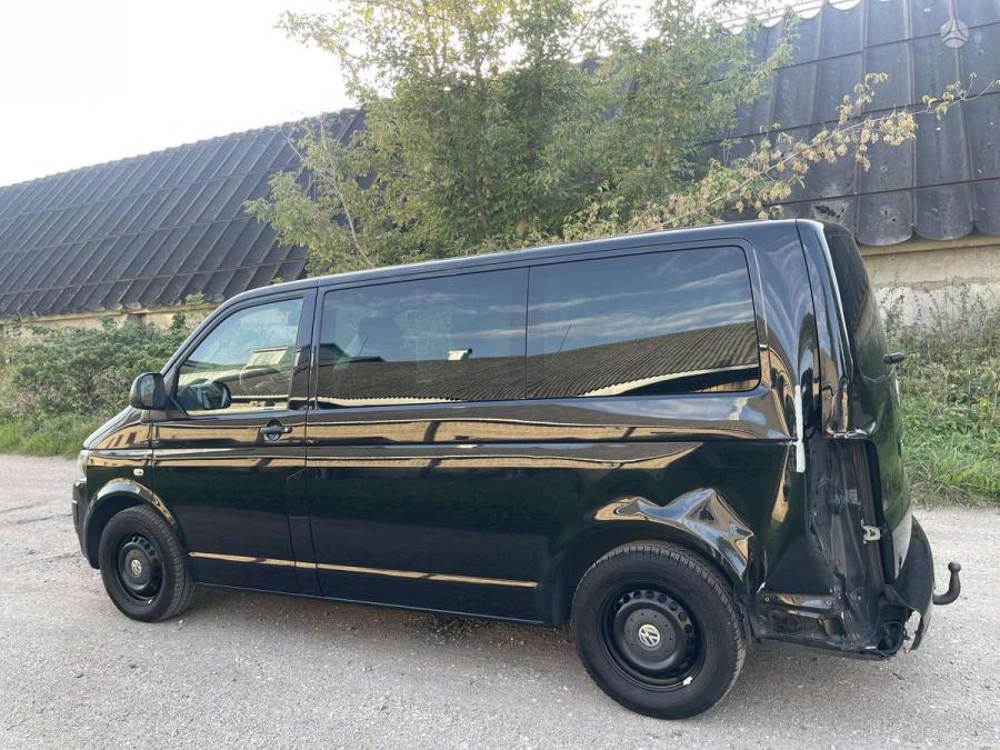 Black Volkswagen Multivan 2010 in Kaunas, with an engine capacity of 1.97 L and mileage of 276 thousand km for 9990 €, photo 8 on AUTOMOTO.COM.LV