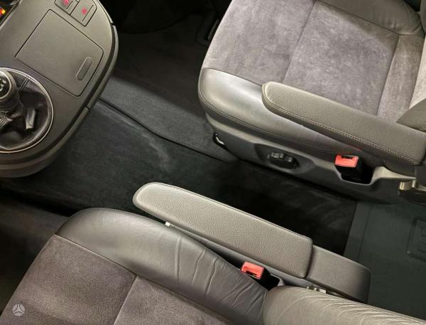 Melns Volkswagen Multivan 2011 Marijampole, ar dzinēja tilpumu 1.97 L un nobraukumu 213 tūkst. km par 14350 €, foto 9 vietnē AUTOMOTO.COM.LV