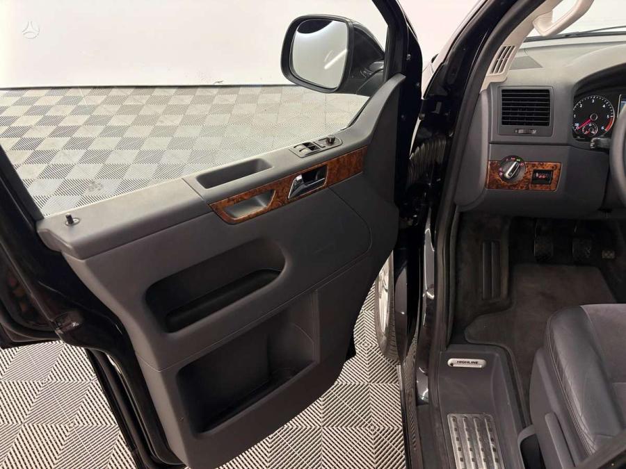 Black Volkswagen Multivan 2011 in Marijampole, with an engine capacity of 1.97 L and mileage of 213 thousand km for 14350 €, photo 19 on AUTOMOTO.COM.LV