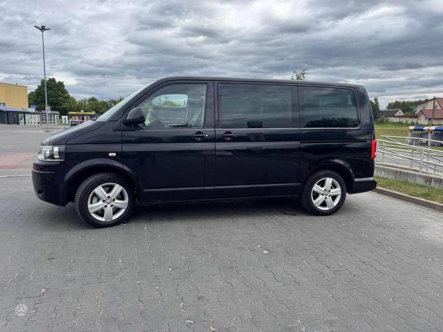 Melns Volkswagen Multivan 2011 Viļņa, ar dzinēja tilpumu 1.97 L un nobraukumu 284 tūkst. km par 13800 €, foto 1 vietnē AUTOMOTO.COM.LV