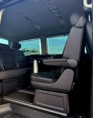 Black Volkswagen Multivan 2011 in Vilnius, with an engine capacity of 2.00 L and mileage of 199 thousand km for 14950 €, photo 27 on AUTOMOTO.COM.LV