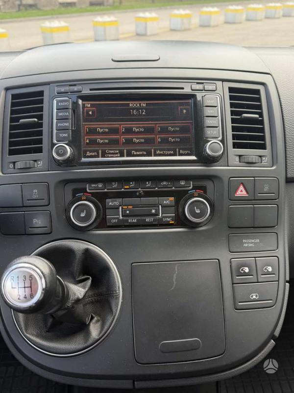 Melns Volkswagen Multivan 2012 Marijampole, ar dzinēja tilpumu 2.00 L un nobraukumu 293 tūkst. km par 12450 €, foto 10 vietnē AUTOMOTO.COM.LV