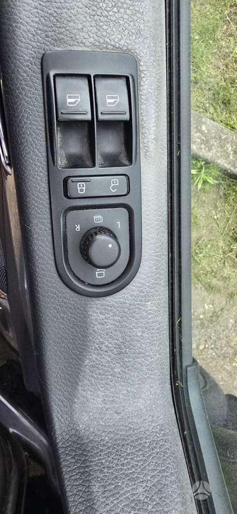 Black Volkswagen Multivan 2014 in Vilnius, with an engine capacity of 2.00 L and mileage of 320 thousand km for 16000 €, photo 11 on AUTOMOTO.COM.LV