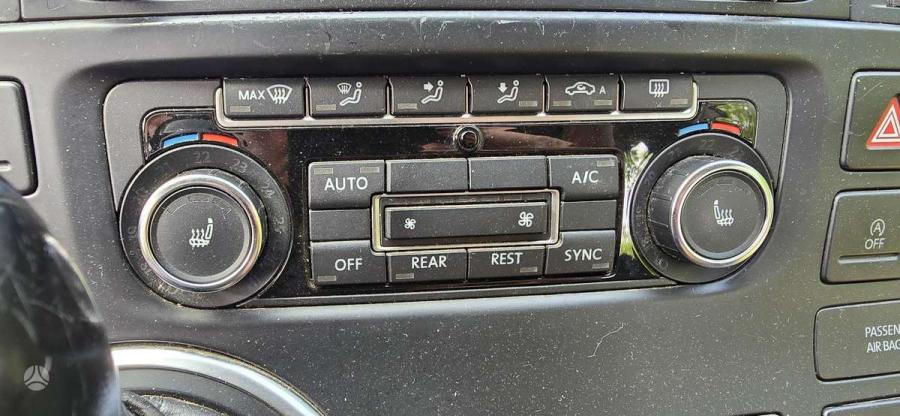 Black Volkswagen Multivan 2014 in Vilnius, with an engine capacity of 2.00 L and mileage of 320 thousand km for 16000 €, photo 20 on AUTOMOTO.COM.LV