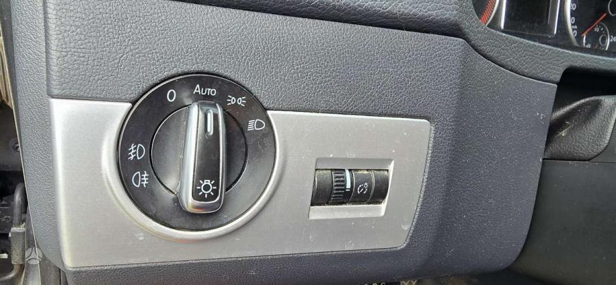Black Volkswagen Multivan 2014 in Vilnius, with an engine capacity of 2.00 L and mileage of 320 thousand km for 16000 €, photo 24 on AUTOMOTO.COM.LV