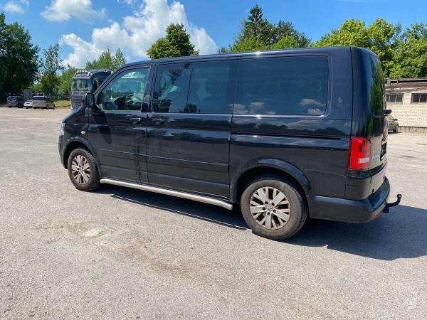 Melns Volkswagen Multivan 2015 Raseiniai, ar dzinēja tilpumu 2.00 L un nobraukumu 418 tūkst. km par 13300 €, foto 2 vietnē AUTOMOTO.COM.LV
