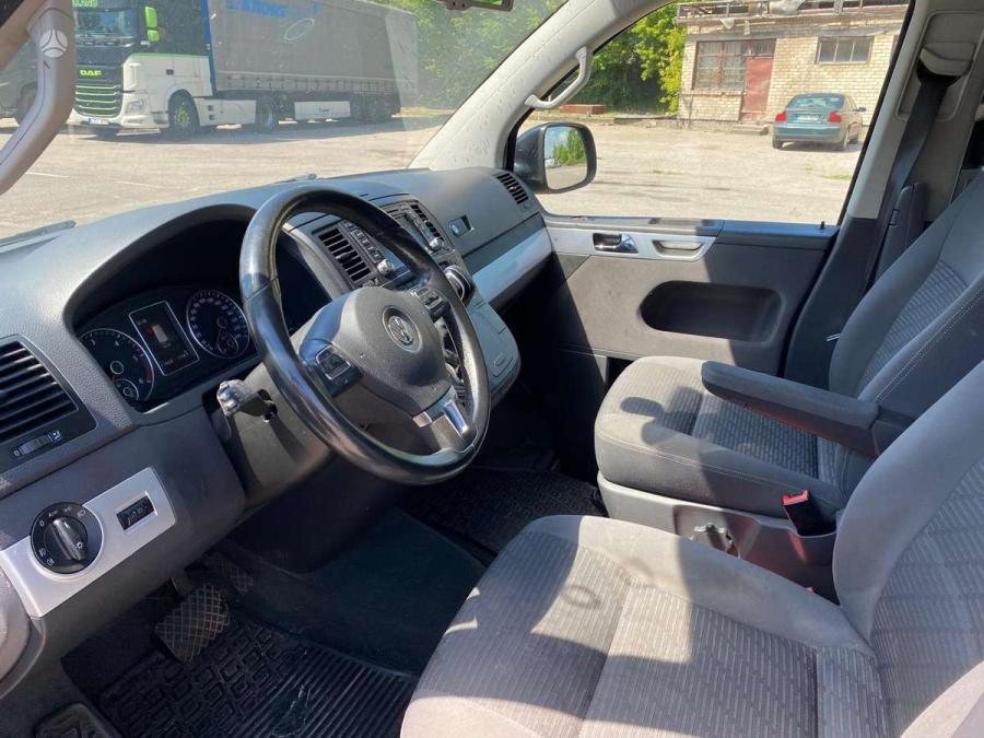 Black Volkswagen Multivan 2015 in Raseiniai, with an engine capacity of 2.00 L and mileage of 418 thousand km for 13300 €, photo 12 on AUTOMOTO.COM.LV
