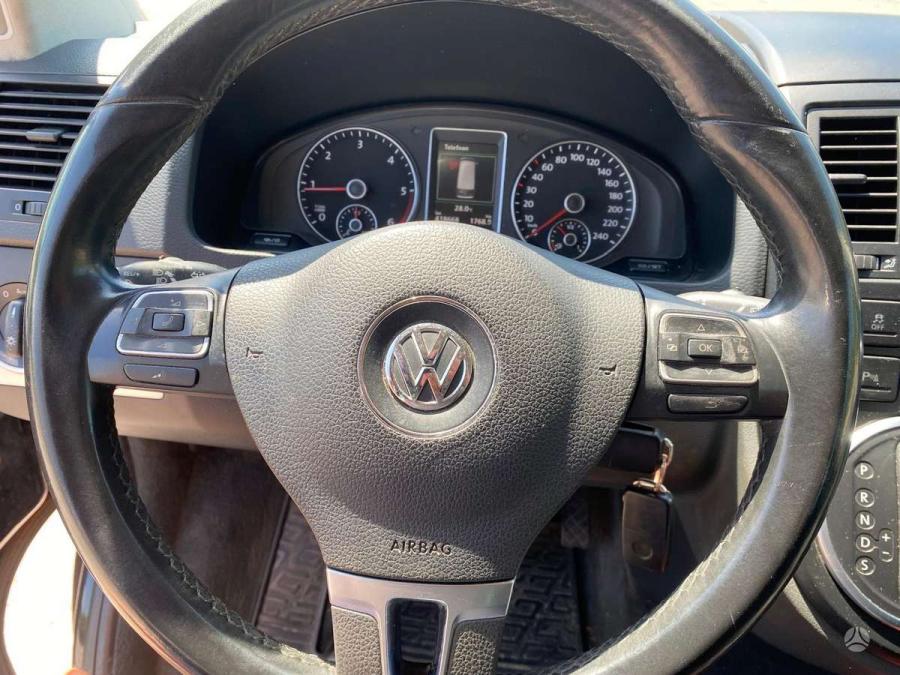 Black Volkswagen Multivan 2015 in Raseiniai, with an engine capacity of 2.00 L and mileage of 418 thousand km for 13300 €, photo 15 on AUTOMOTO.COM.LV