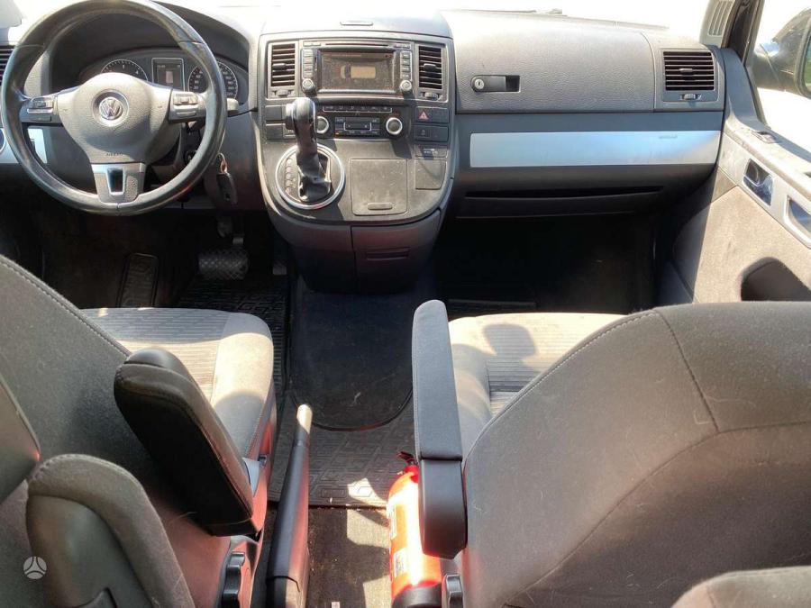Black Volkswagen Multivan 2015 in Raseiniai, with an engine capacity of 2.00 L and mileage of 418 thousand km for 13300 €, photo 19 on AUTOMOTO.COM.LV