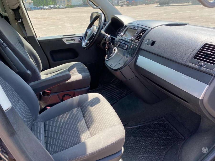 Black Volkswagen Multivan 2015 in Raseiniai, with an engine capacity of 2.00 L and mileage of 418 thousand km for 13300 €, photo 20 on AUTOMOTO.COM.LV