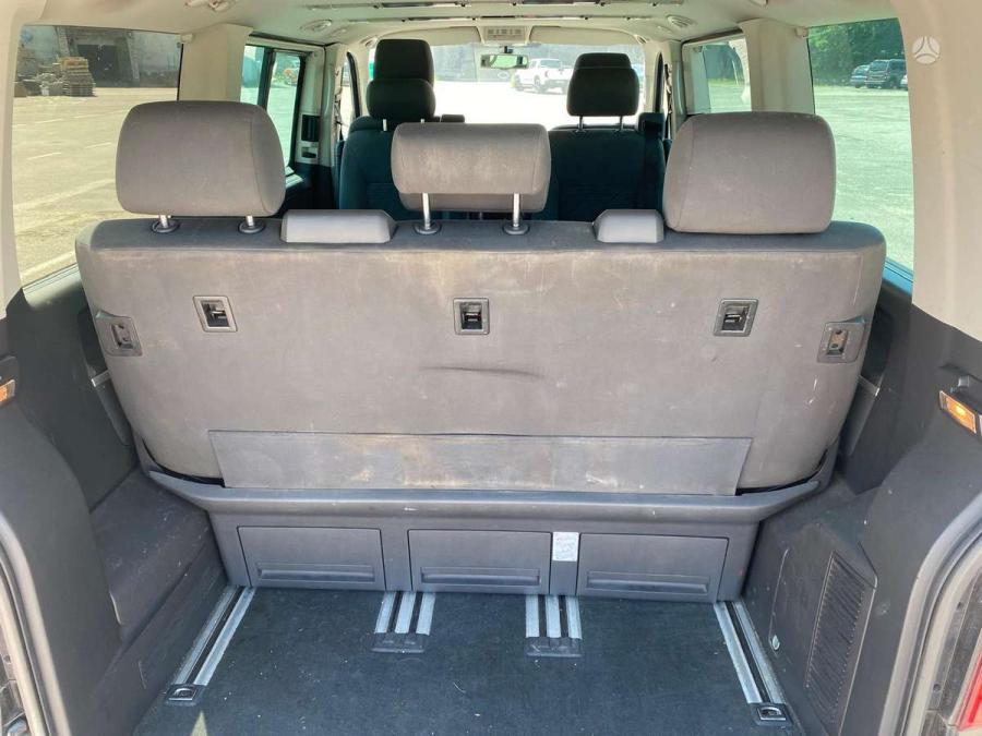 Black Volkswagen Multivan 2015 in Raseiniai, with an engine capacity of 2.00 L and mileage of 418 thousand km for 13300 €, photo 22 on AUTOMOTO.COM.LV