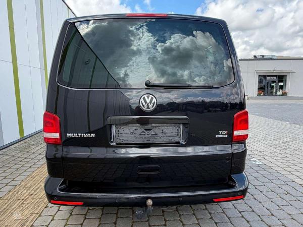 Black Volkswagen Multivan 2015 in Raseiniai, with an engine capacity of 2.00 L and mileage of 419 thousand km for 13500 €, photo 4 on AUTOMOTO.COM.LV