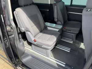 Melns Volkswagen Multivan 2015 Raseiniai, ar dzinēja tilpumu 2.00 L un nobraukumu 419 tūkst. km par 13500 €, foto 15 vietnē AUTOMOTO.COM.LV