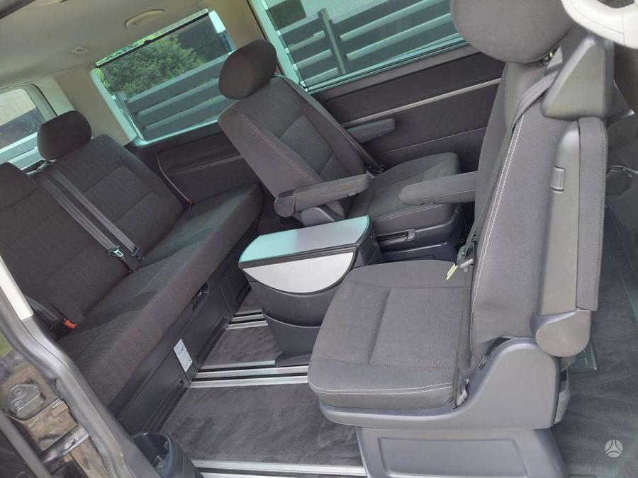 Melns Volkswagen Multivan 2016 Vilkaviškis, ar dzinēja tilpumu 2.00 L un nobraukumu 191 tūkst. km par 20500 €, foto 32 vietnē AUTOMOTO.COM.LV