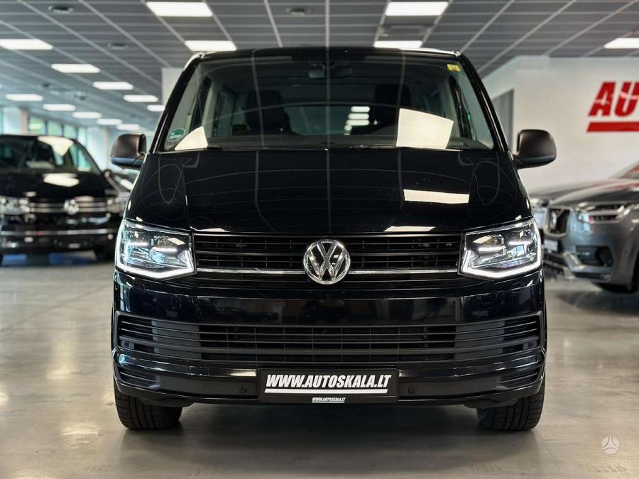 Melns Volkswagen Multivan 2017 Klaipėda, ar dzinēja tilpumu 1.97 L un nobraukumu 297 tūkst. km par 24900 €, foto 2 vietnē AUTOMOTO.COM.LV