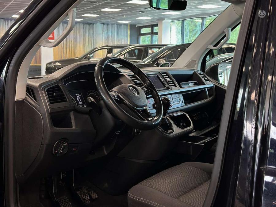 Melns Volkswagen Multivan 2017 Klaipėda, ar dzinēja tilpumu 1.97 L un nobraukumu 297 tūkst. km par 24900 €, foto 4 vietnē AUTOMOTO.COM.LV