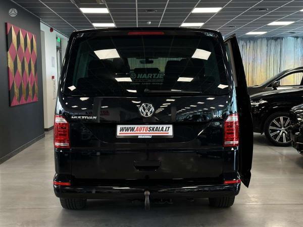 Melns Volkswagen Multivan 2017 Klaipėda, ar dzinēja tilpumu 1.97 L un nobraukumu 297 tūkst. km par 24900 €, foto 8 vietnē AUTOMOTO.COM.LV