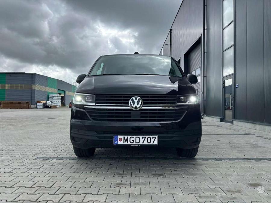 Melns Volkswagen Multivan 2021 Klaipėda, ar dzinēja tilpumu 2.00 L un nobraukumu 37 tūkst. km par 43500 €, foto 4 vietnē AUTOMOTO.COM.LV