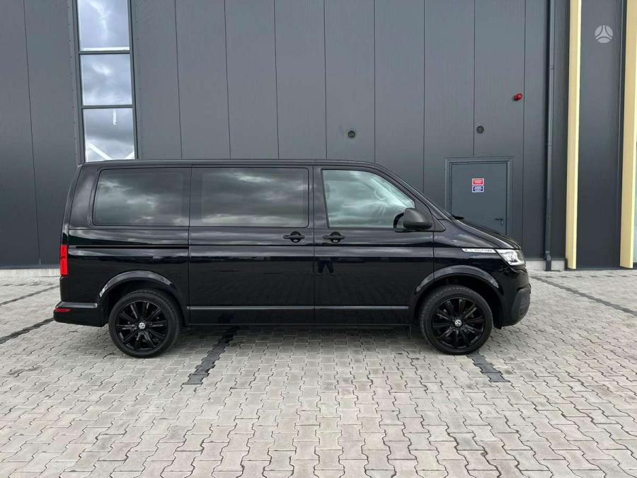 Melns Volkswagen Multivan 2021 Klaipėda, ar dzinēja tilpumu 2.00 L un nobraukumu 37 tūkst. km par 43500 €, foto 5 vietnē AUTOMOTO.COM.LV