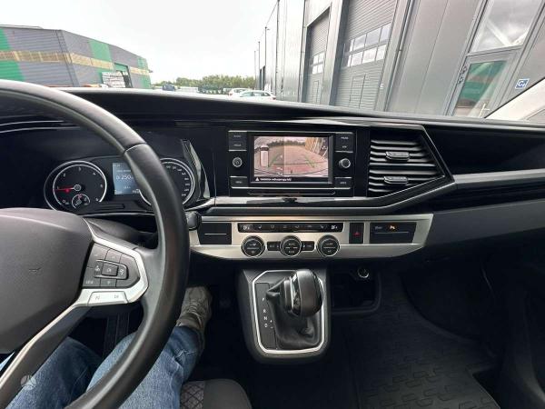 Melns Volkswagen Multivan 2021 Klaipėda, ar dzinēja tilpumu 2.00 L un nobraukumu 37 tūkst. km par 43500 €, foto 10 vietnē AUTOMOTO.COM.LV