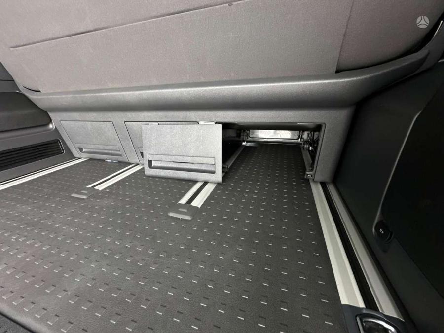 Melns Volkswagen Multivan 2021 Klaipėda, ar dzinēja tilpumu 2.00 L un nobraukumu 37 tūkst. km par 43500 €, foto 17 vietnē AUTOMOTO.COM.LV