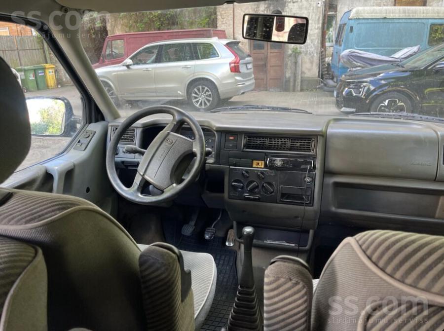 Black Volkswagen Multivan 1996 in Riga, with an engine capacity of 2.40 L and mileage of 396 thousand km for 2700 €, photo 4 on AUTOMOTO.COM.LV