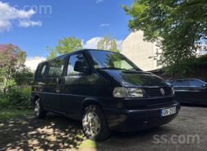 Melns Volkswagen Multivan 1996 Rīga, ar dzinēja tilpumu 2.40 L un nobraukumu 396 tūkst. km par 2300 €, foto  vietnē AUTOMOTO.COM.LV
