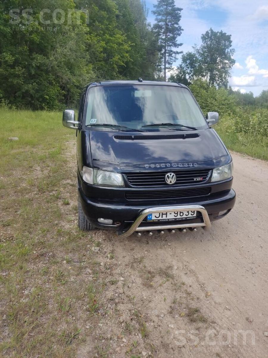 Black Volkswagen Multivan 2002 in Jekabpils, with an engine capacity of 2.50 L and mileage of 310 thousand km for 7500 €, photo 3 on AUTOMOTO.COM.LV