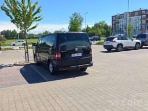 Melns Volkswagen Multivan 2004 Rīga, ar dzinēja tilpumu 2.50 L un nobraukumu 271 tūkst. km par 5000 €, foto  vietnē AUTOMOTO.COM.LV
