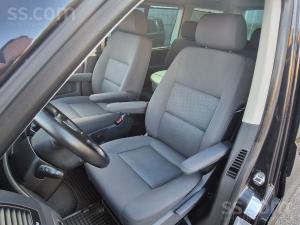 Black Volkswagen Multivan 2006 in Valmiera, with an engine capacity of 2.50 L and mileage of 358 thousand km for 8500 €, photo 26 on AUTOMOTO.COM.LV