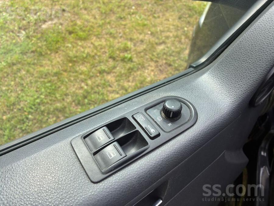 Black Volkswagen Multivan 2008 in Ogre, with an engine capacity of 2.50 L and mileage of 385 thousand km for 8950 €, photo 9 on AUTOMOTO.COM.LV