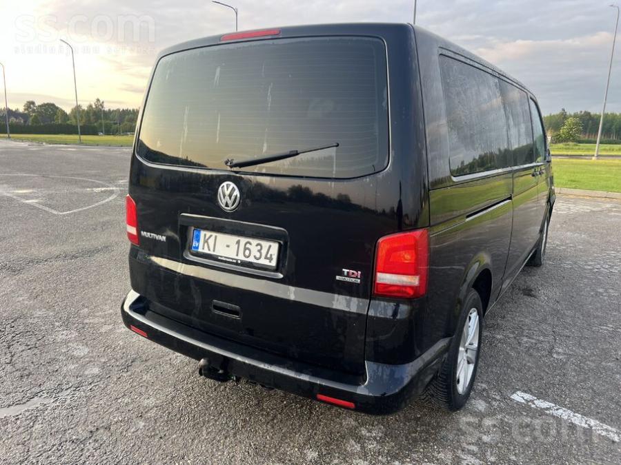 Melns Volkswagen Multivan 2010 Rīga, ar dzinēja tilpumu 2.00 L un nobraukumu 185 tūkst. km par 14800 €, foto 3 vietnē AUTOMOTO.COM.LV