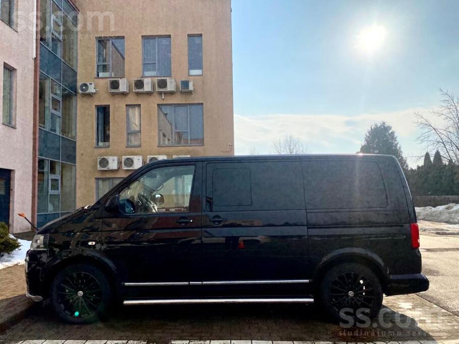 Melns Volkswagen Multivan 2010 Jelgava, ar dzinēja tilpumu 2.00 L un nobraukumu 330 tūkst. km par 14995 €, foto 5 vietnē AUTOMOTO.COM.LV