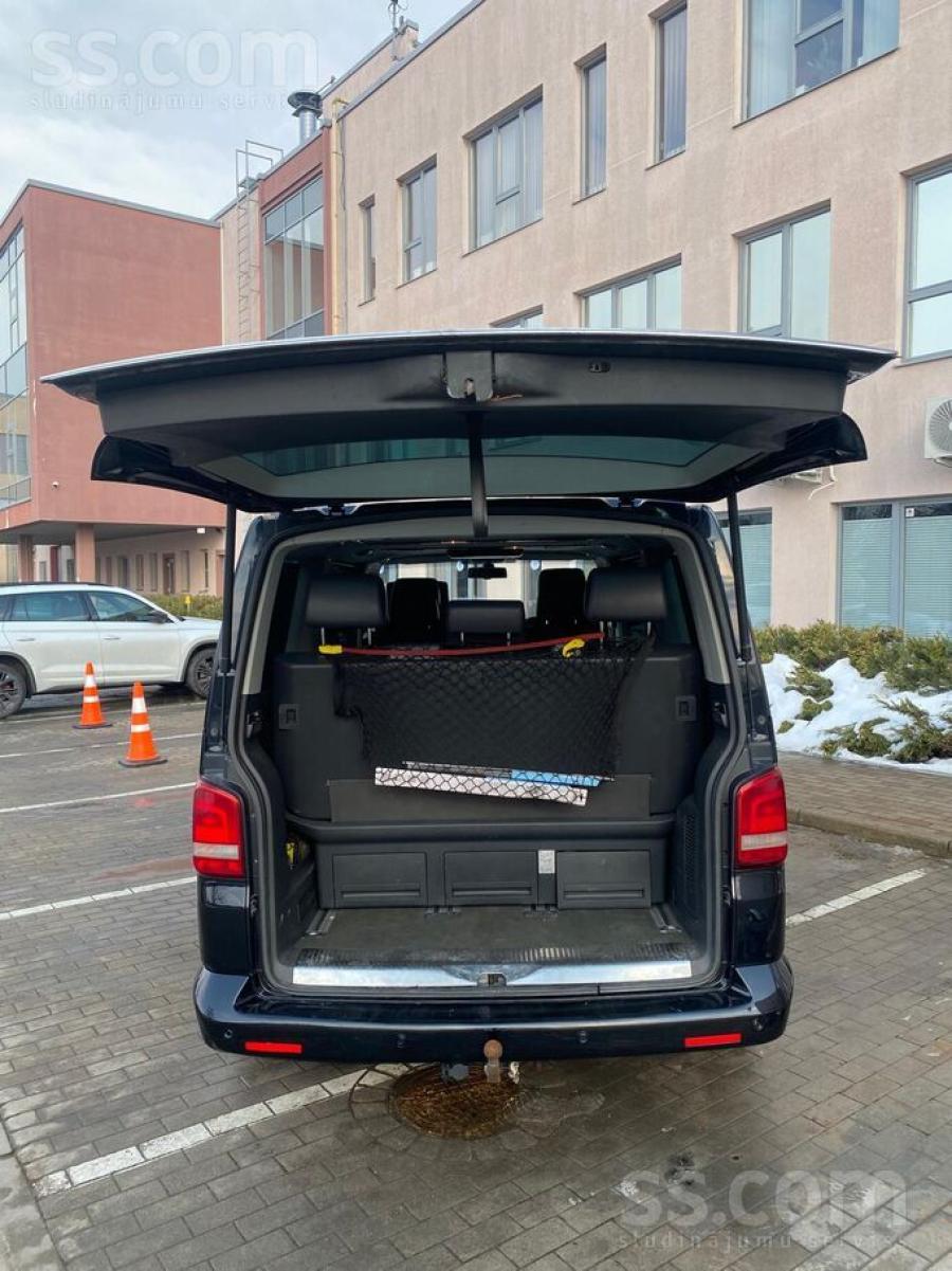 Melns Volkswagen Multivan 2010 Jelgava, ar dzinēja tilpumu 2.00 L un nobraukumu 330 tūkst. km par 14995 €, foto 9 vietnē AUTOMOTO.COM.LV
