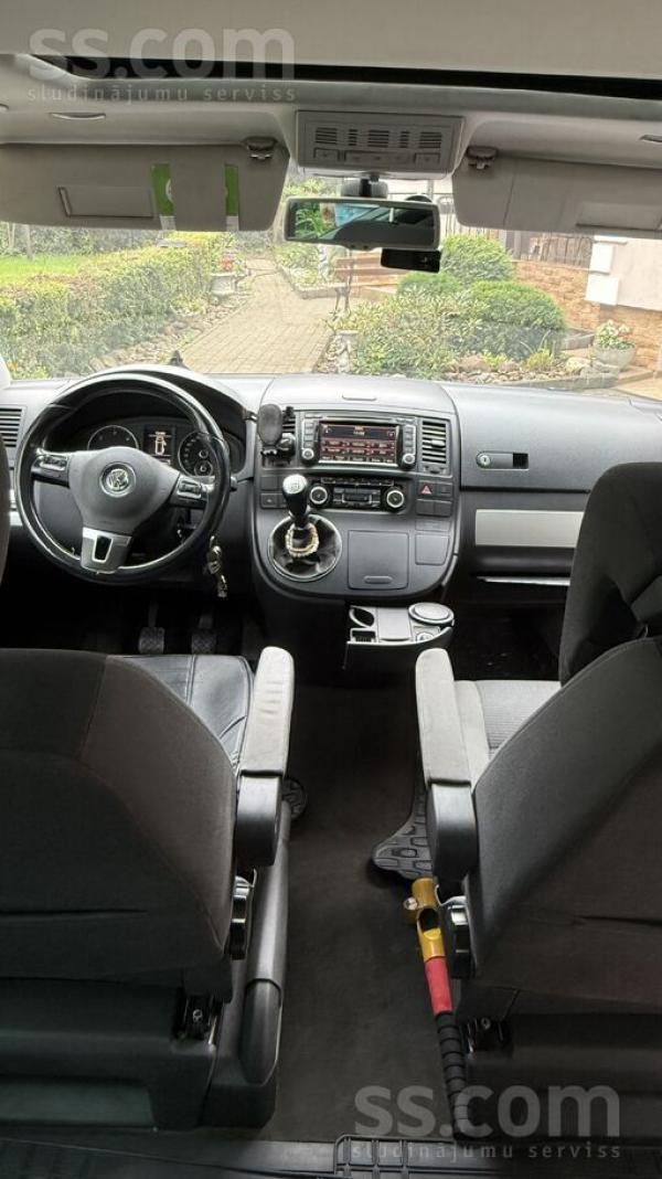 Melns Volkswagen Multivan 2011 Rīga, ar dzinēja tilpumu 2.00 L un nobraukumu 263 tūkst. km par 17300 €, foto 9 vietnē AUTOMOTO.COM.LV