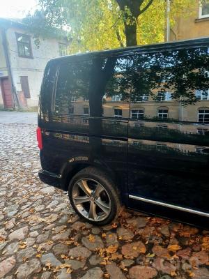 Melns Volkswagen Multivan 2013 Tukums, ar dzinēja tilpumu 2.00 L un nobraukumu 246 tūkst. km par 15500 €, foto 3 vietnē AUTOMOTO.COM.LV