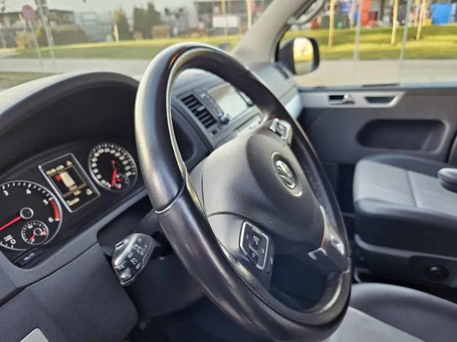 Melns Volkswagen Multivan 2015 Jēkabpils, ar dzinēja tilpumu 2.00 L un nobraukumu 148 tūkst. km par 23900 €, foto 12 vietnē AUTOMOTO.COM.LV