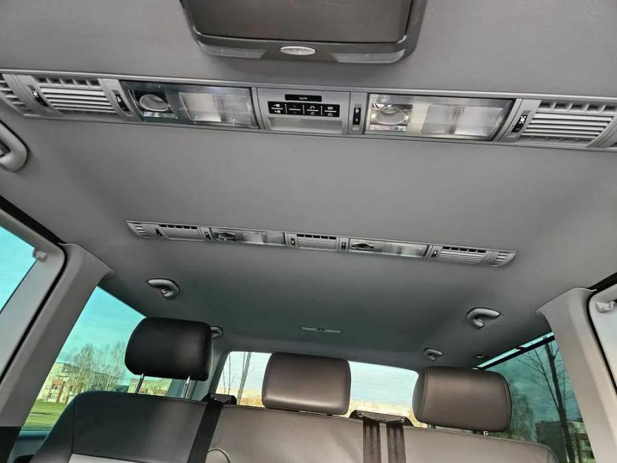 Melns Volkswagen Multivan 2015 Jēkabpils, ar dzinēja tilpumu 2.00 L un nobraukumu 148 tūkst. km par 23900 €, foto 24 vietnē AUTOMOTO.COM.LV