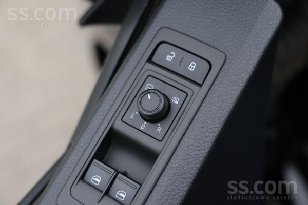 Melns Volkswagen Multivan 2015 Tukums, ar dzinēja tilpumu 2.00 L un nobraukumu 275 tūkst. km par 19900 €, foto 9 vietnē AUTOMOTO.COM.LV