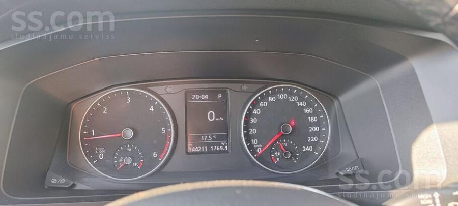 Black Volkswagen Multivan 2018 in Riga, with an engine capacity of 2.00 L and mileage of 144 thousand km for 29000 €, photo 10 on AUTOMOTO.COM.LV