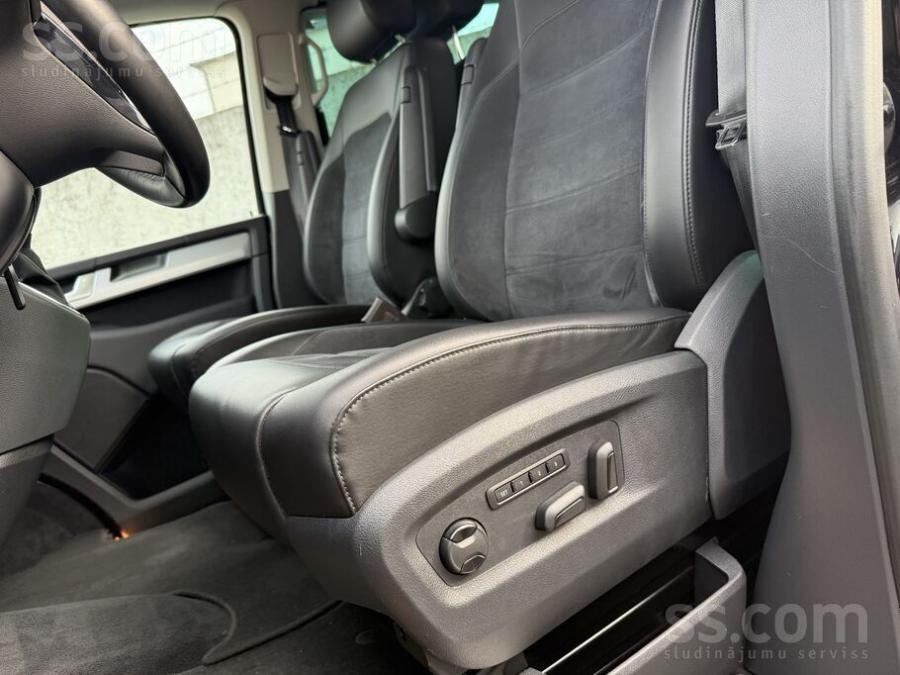 Black Volkswagen Multivan 2020 in Riga, with an engine capacity of 2.00 L and mileage of 165 thousand km for 30990 €, photo 10 on AUTOMOTO.COM.LV
