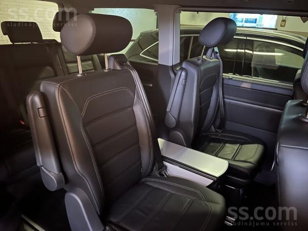 Melns Volkswagen Multivan 2022 Rīga, ar dzinēja tilpumu 2.00 L un nobraukumu 53 tūkst. km par 51000 €, foto 4 vietnē AUTOMOTO.COM.LV