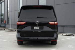 Melns Volkswagen Multivan 2024 Viļņa, ar dzinēja tilpumu 0.00 L un nobraukumu 2 tūkst. km par 54900 €, foto 5 vietnē AUTOMOTO.COM.LV