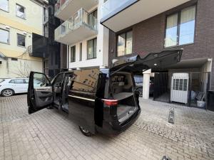 Melns Volkswagen Multivan 2024 Rīga, ar dzinēja tilpumu 2.00 L un nobraukumu 16 tūkst. km par 62700 €, foto 5 vietnē AUTOMOTO.COM.LV