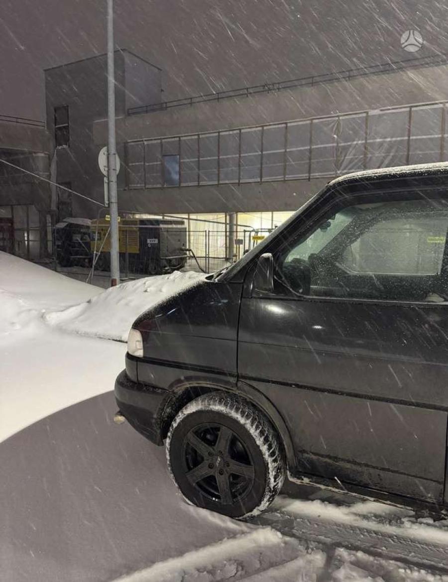 Melns Volkswagen Multivan 1997 Viļņa, ar dzinēja tilpumu 2.50 L un nobraukumu 617 tūkst. km par 5000 €, foto 2 vietnē AUTOMOTO.COM.LV